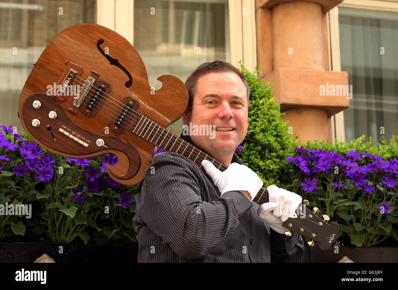 George harrison 1967 guitar hi-res stock photography and images - Alamy