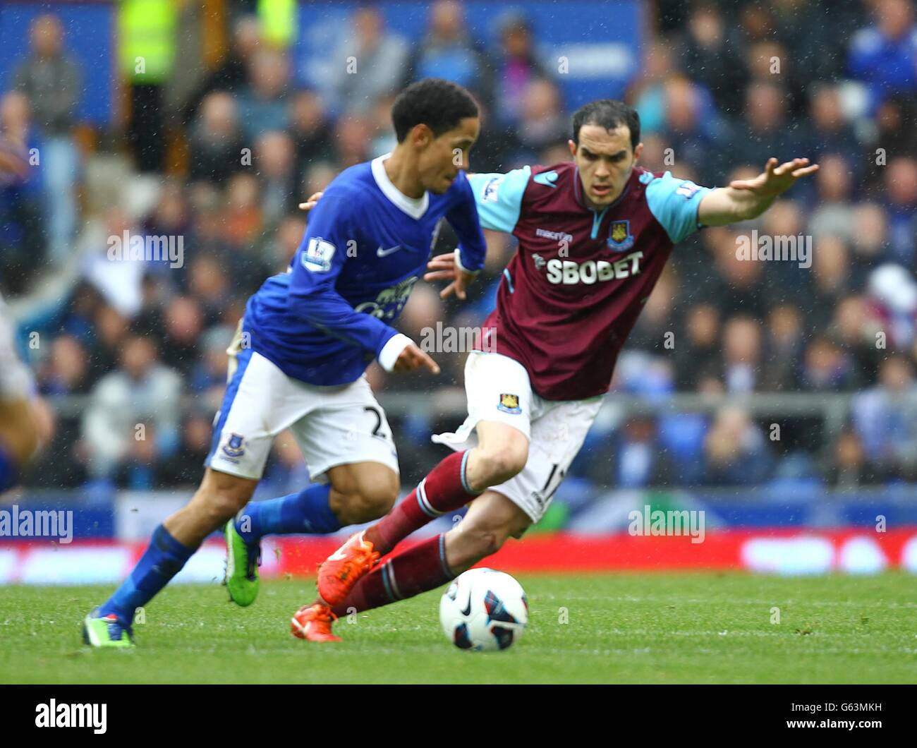 Left right joey obrien hi-res stock photography and images - Alamy