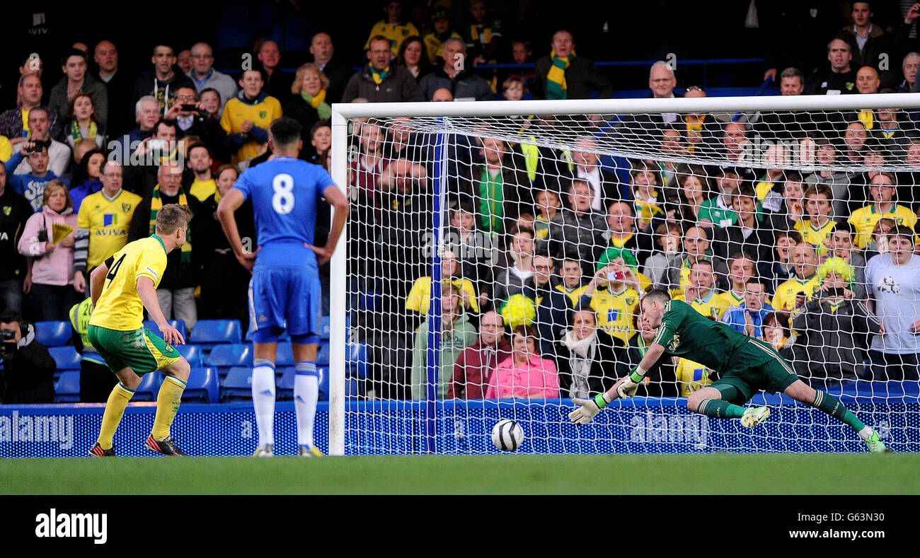 Norwich City's Cameron McGeehan (left) scores his sides second goal ...