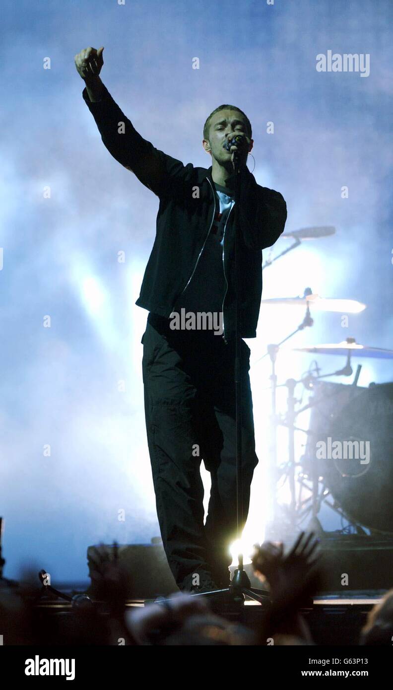 Celebrity pop star performing singing mtveurope2002 nov2002 awards ...