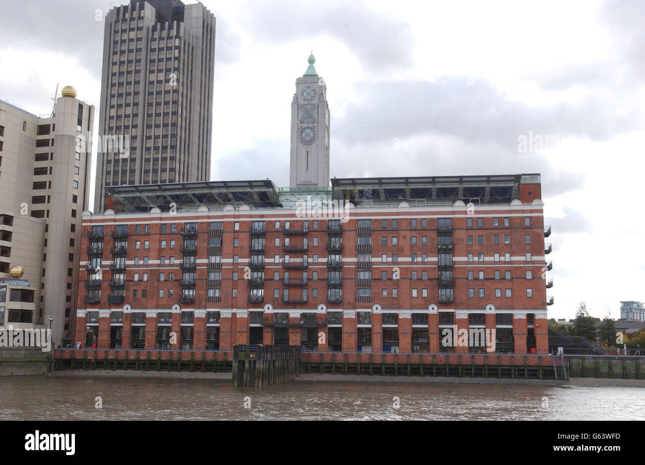 General view of the oxo tower along the river hi-res stock photography ...