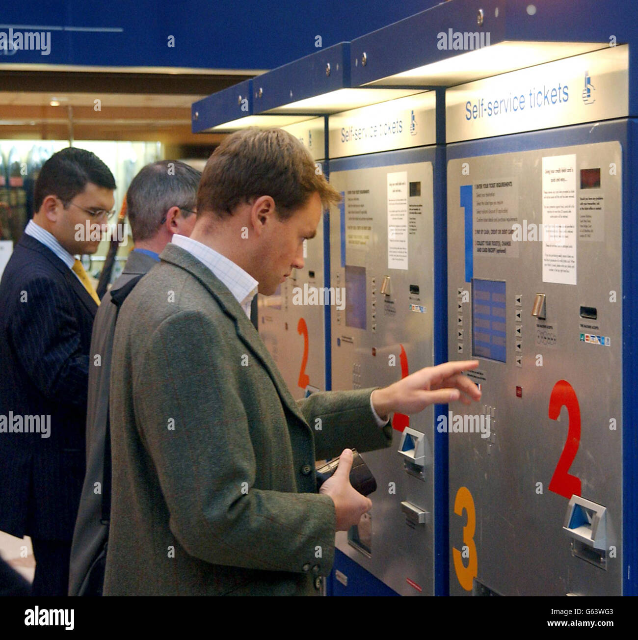 Using self service ticket machines hi-res stock photography and images ...