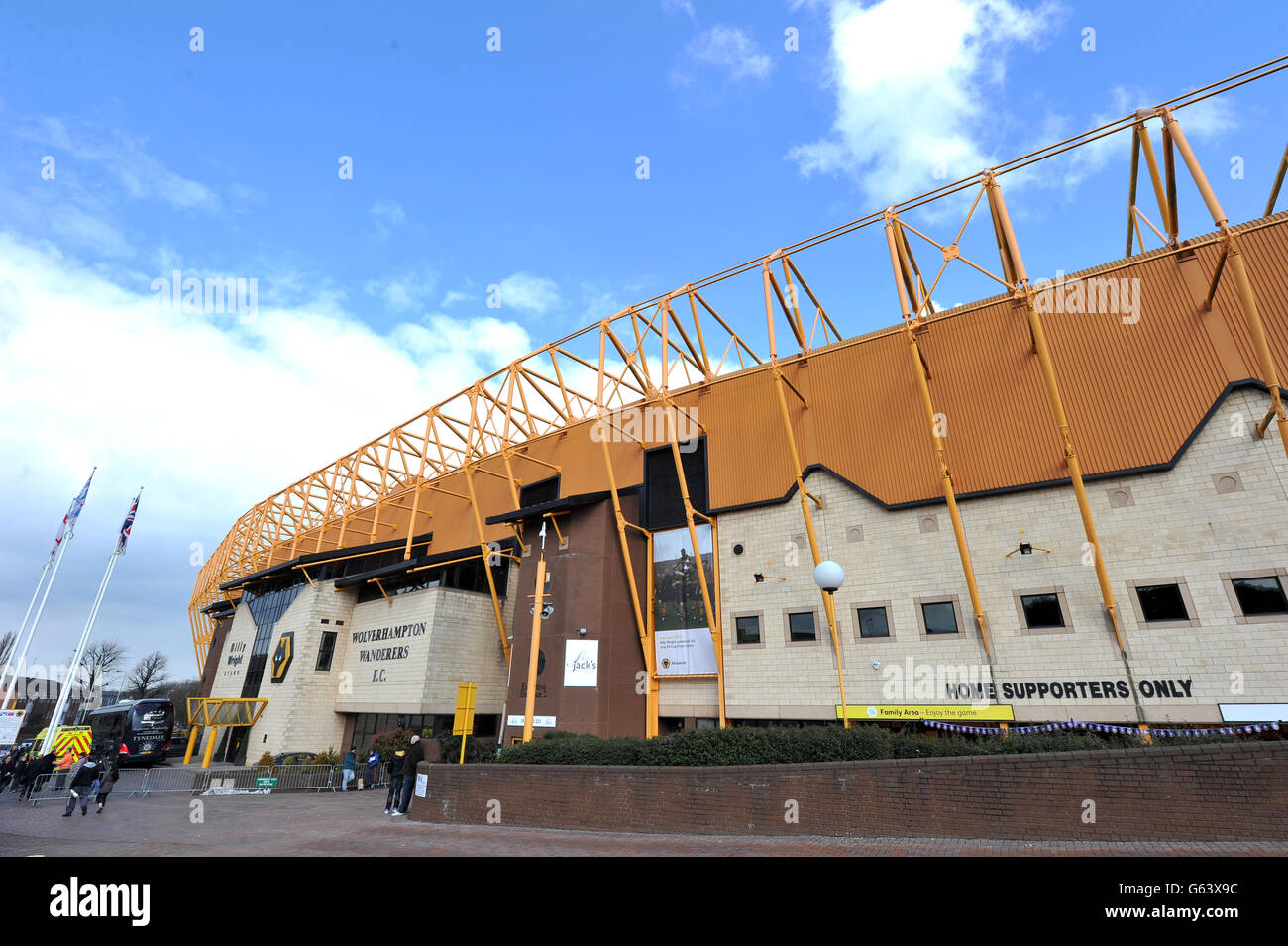 Molineux home wolverhampton wanderers hi-res stock photography and ...