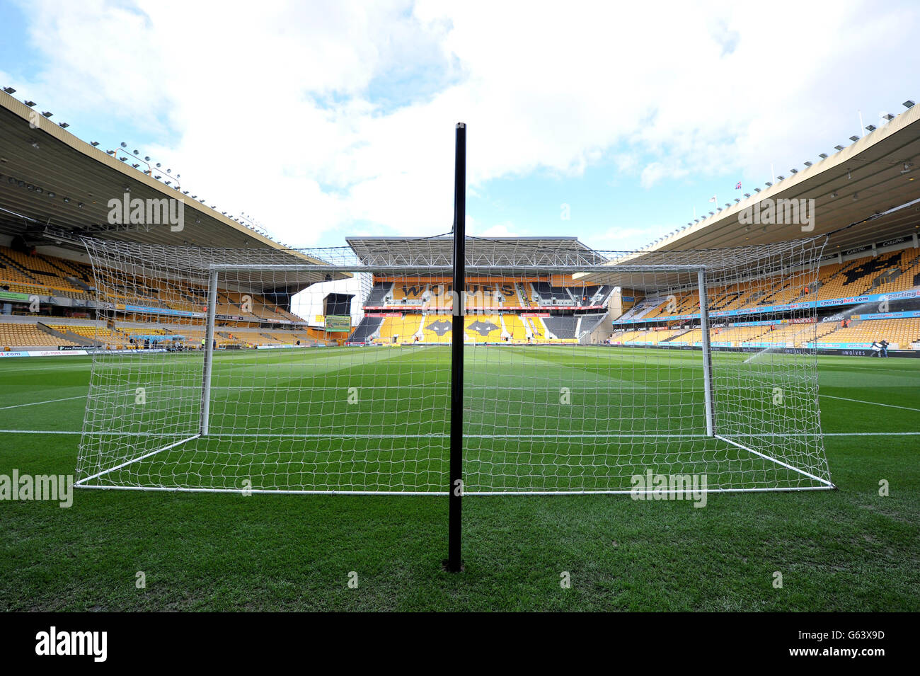 Molineux home wolverhampton wanderers hi-res stock photography and ...