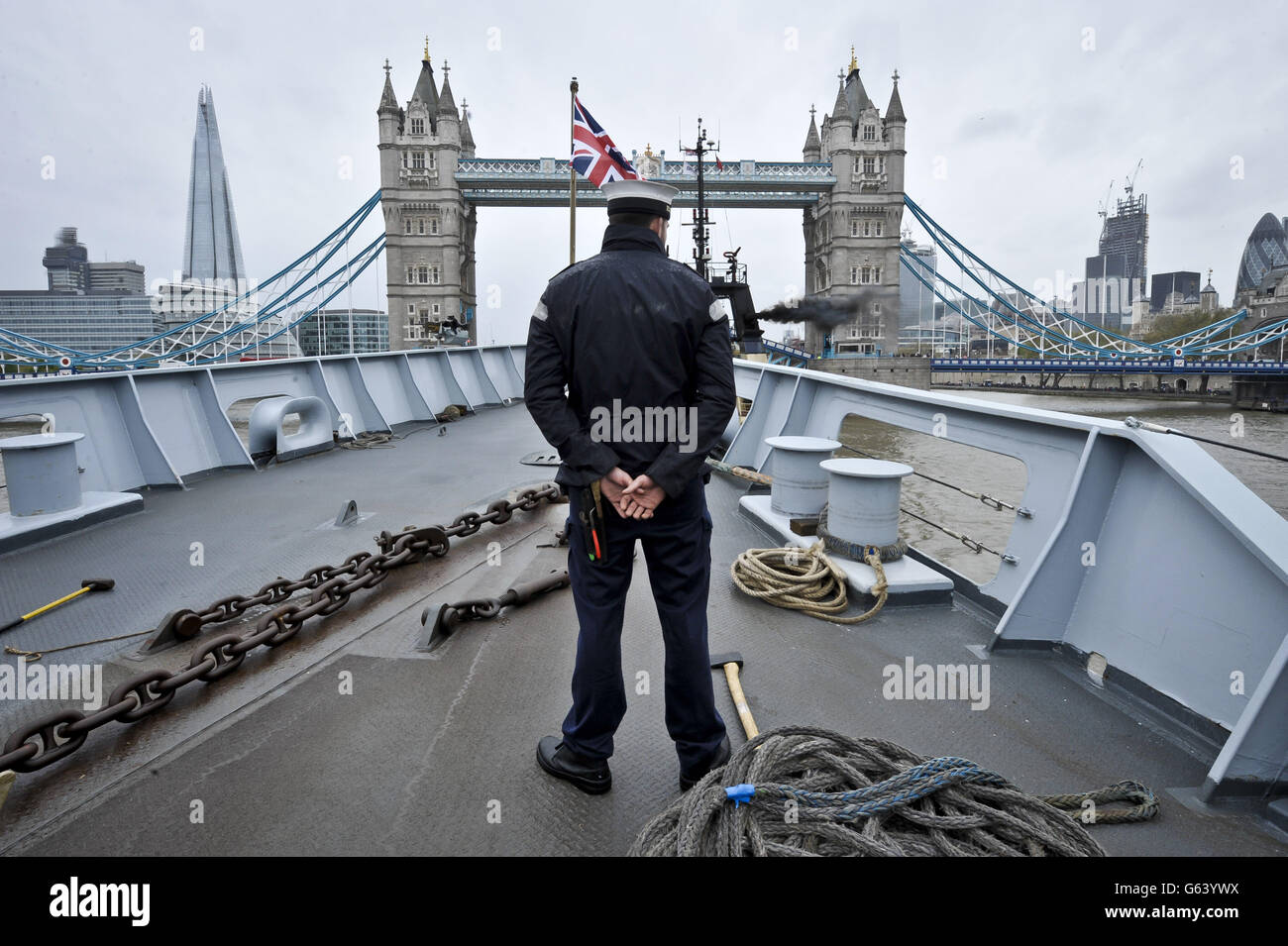 HMS Edinburgh sails to Edinburgh Stock Photo - Alamy