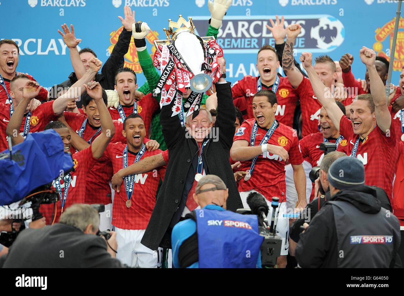 Manchester united manager sir alex ferguson lifts the barclays premier ...