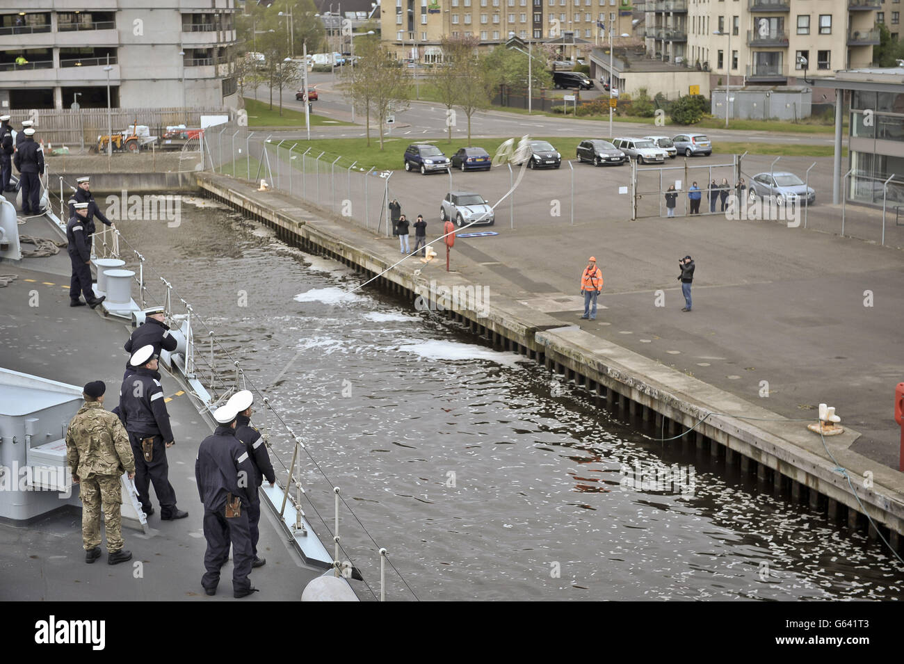 HMS Edinburgh sails to Edinburgh Stock Photo - Alamy
