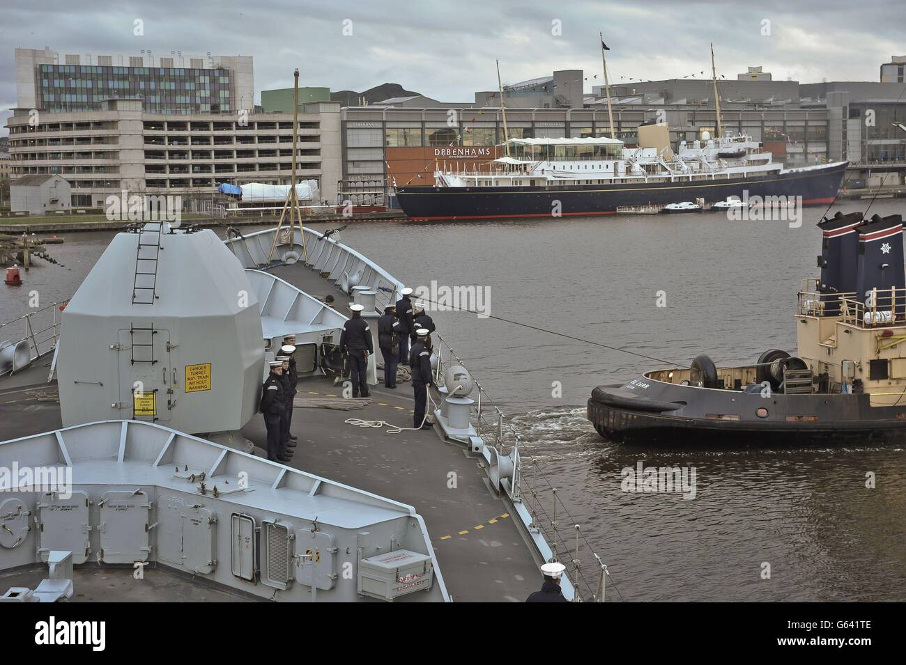 HMS Edinburgh sails to Edinburgh Stock Photo - Alamy