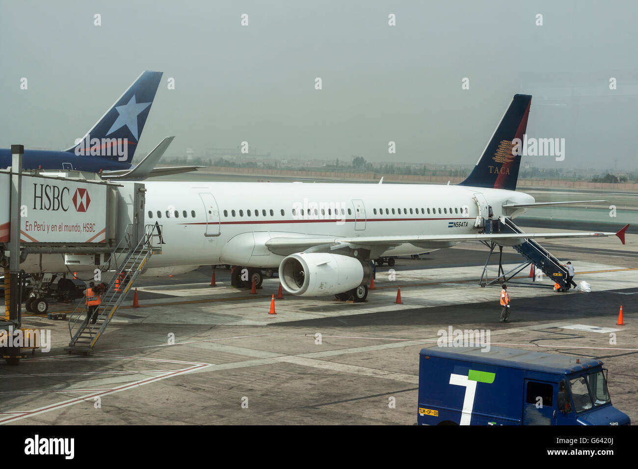 Jet airplane landing in lima hi-res stock photography and images - Alamy