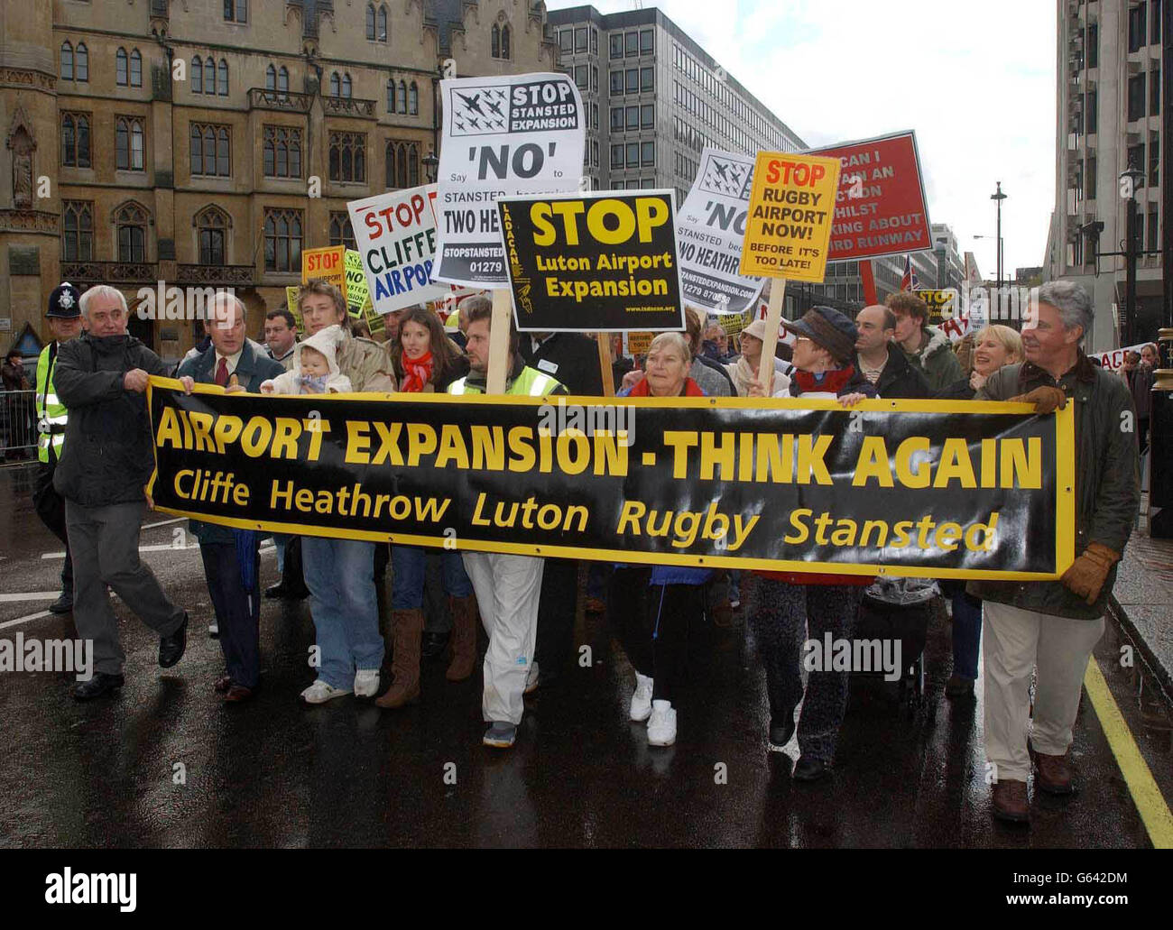 Celebrity chef Jamie Oliver with wife Jools and baby daughter Poppy at ...