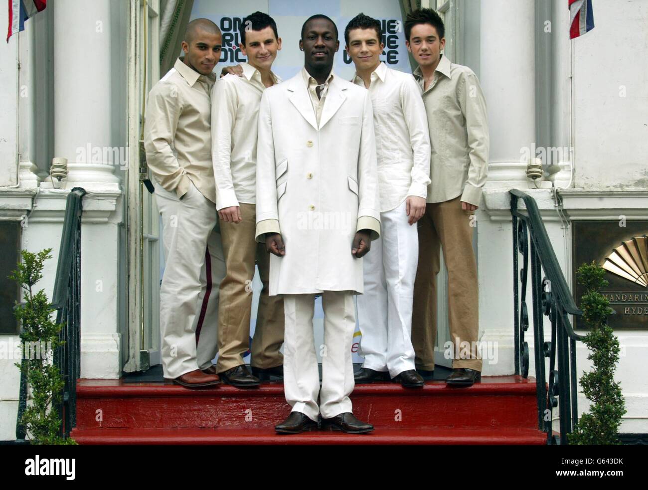 Popstars smiling celebrity hi-res stock photography and images - Alamy