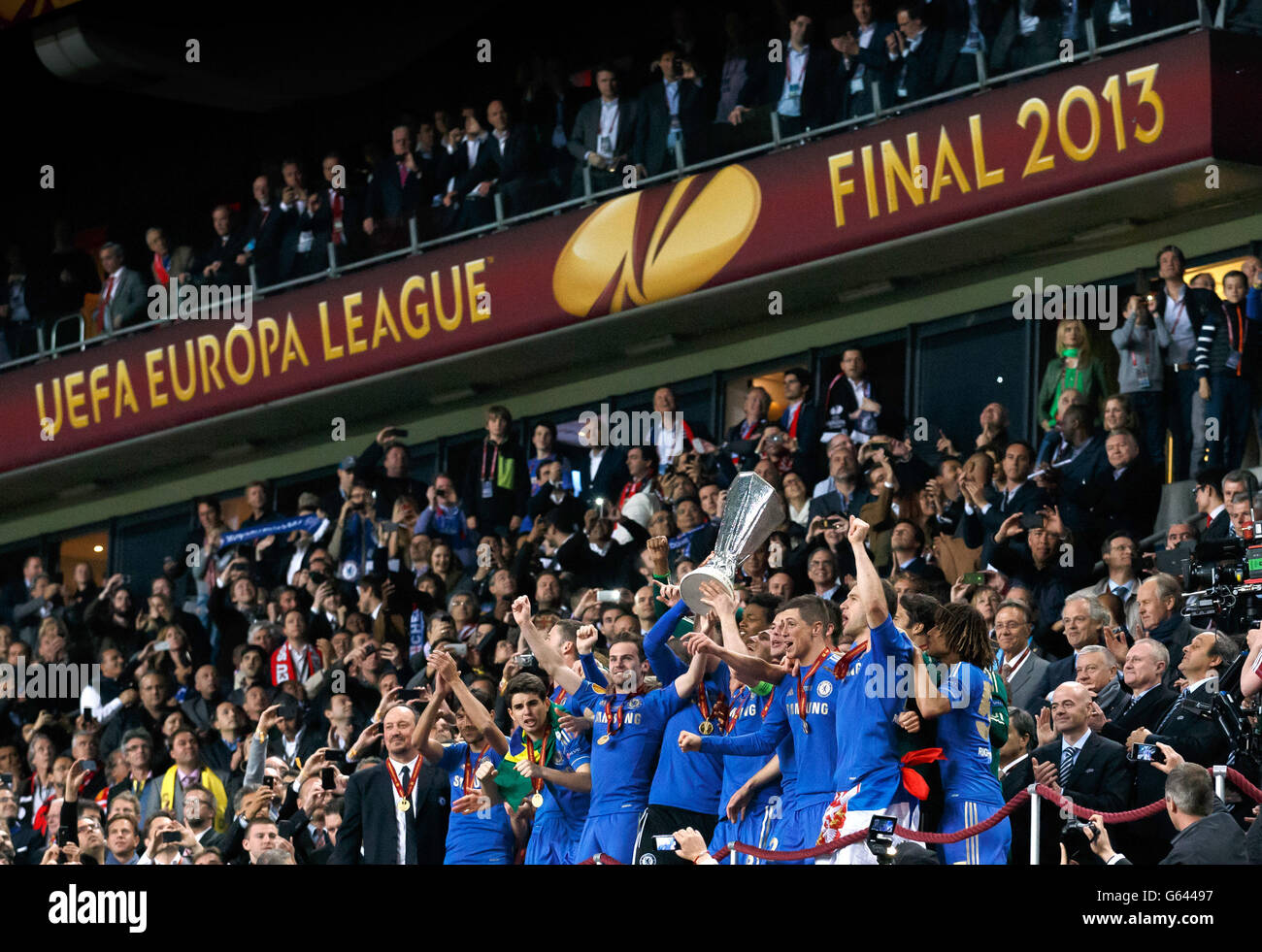 Chelsea players celebrates with the uefa europa league trophy hi-res ...