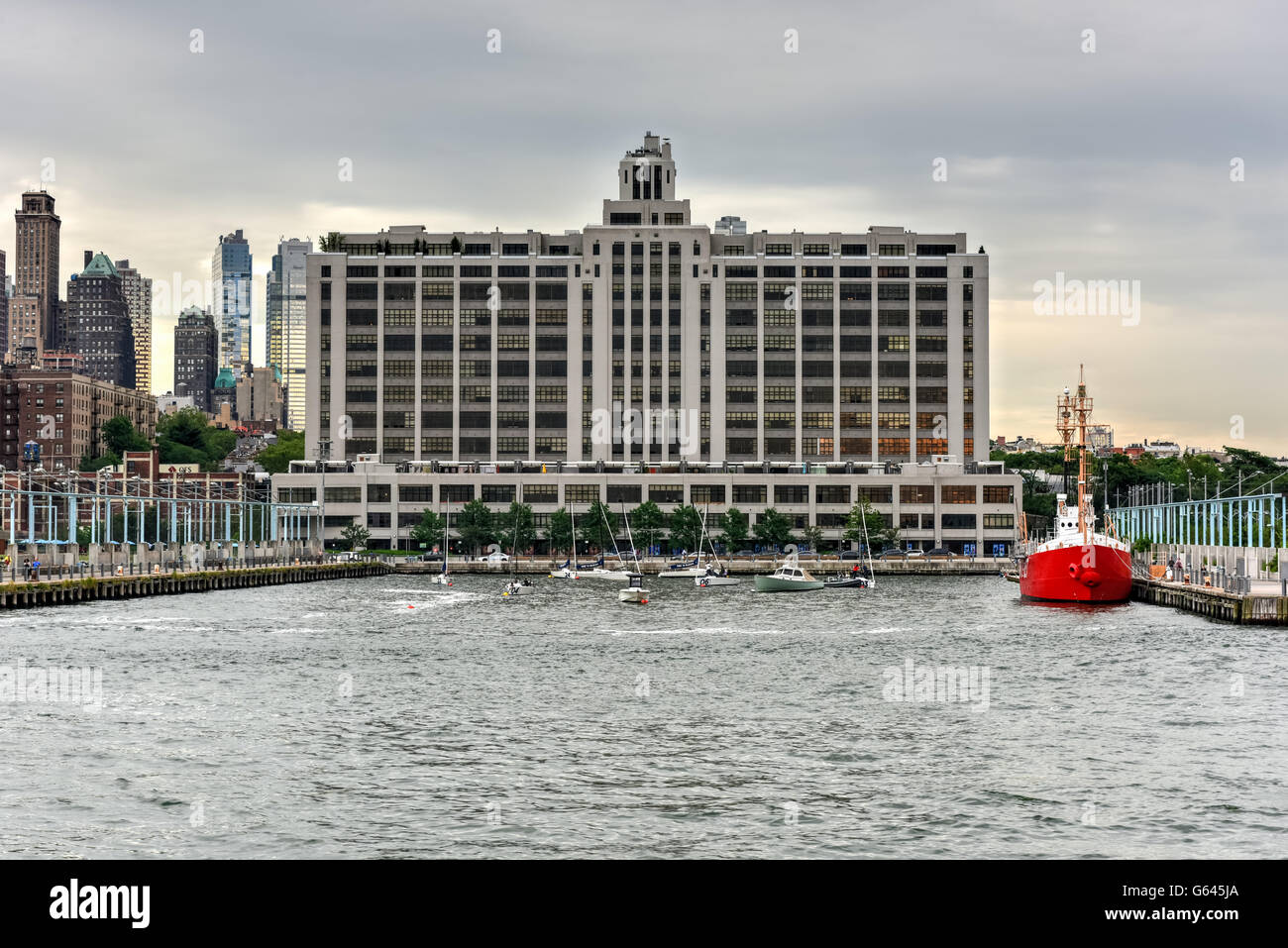 Piers along Brooklyn Bridge Park in New York City Stock Photo - Alamy