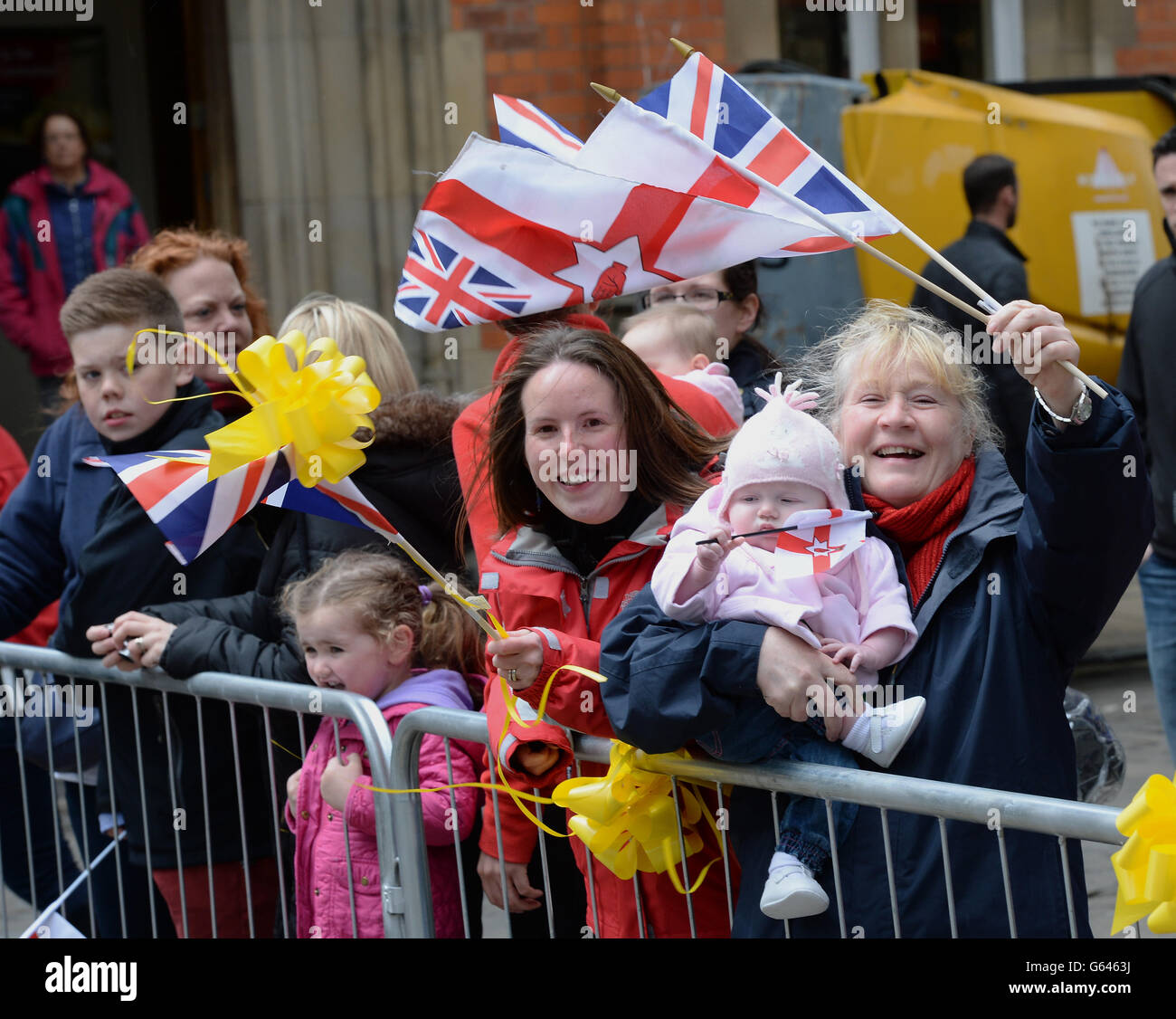 Crowds wave as soldiers from 2 Signal Regiment march through York city ...