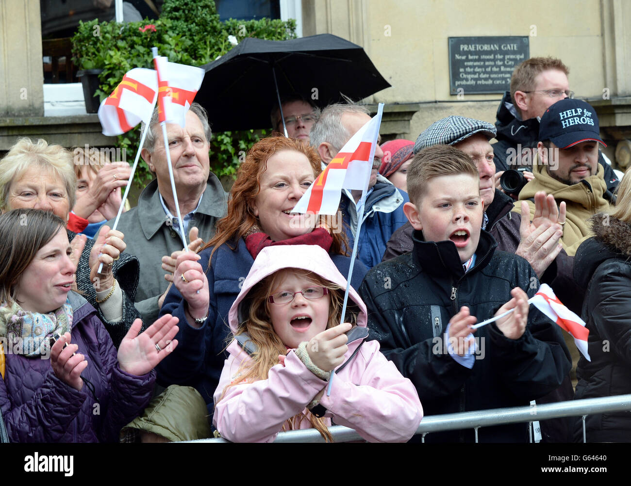 Crowds wave as soldiers from 2 Signal Regiment march through York city ...