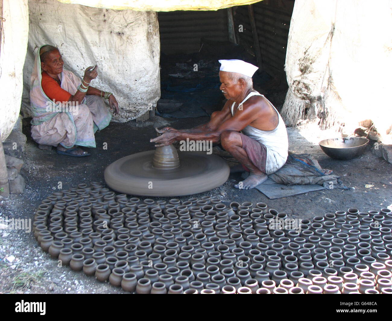 An Indian potter making pots traditionally Stock Photo - Alamy