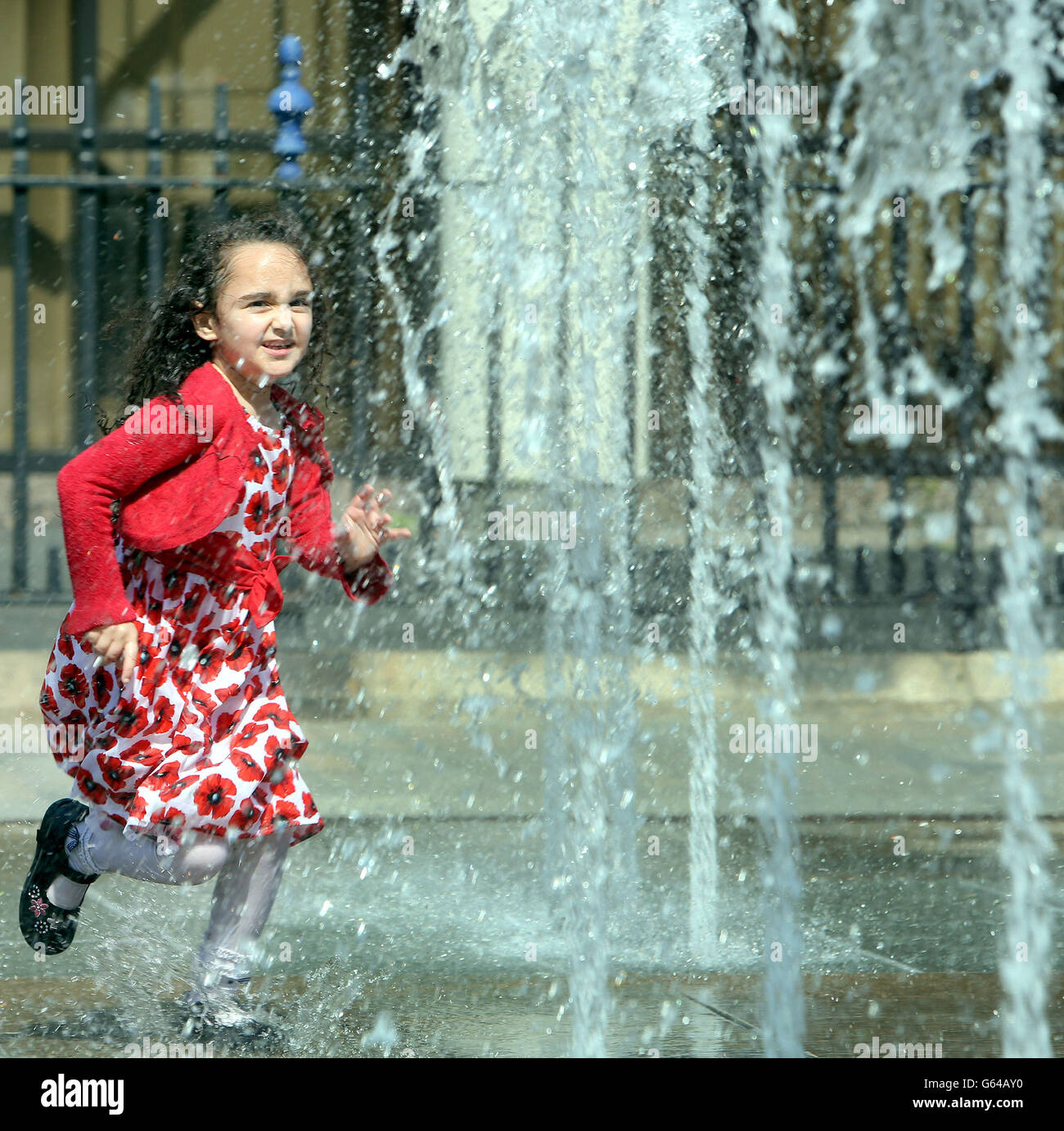 Emma Lynch Six Plays In The Water Feature At Custom House Square In