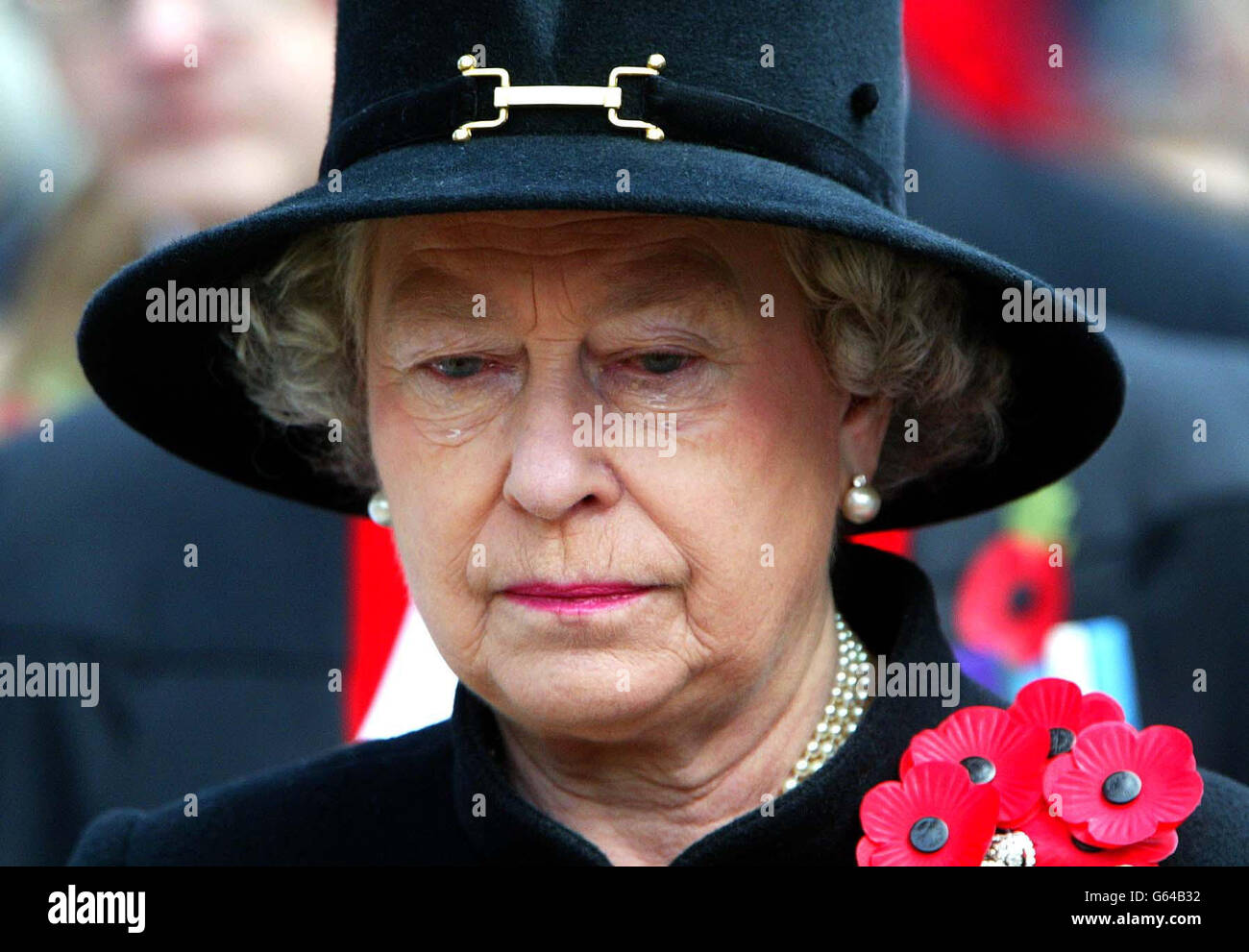 Queen elizabeth ii sheds tear field remembrance service westminster ...