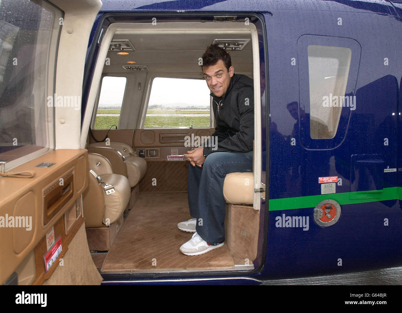 Singer Robbie Williams boards a helicopter to leave Glasgow on his ...