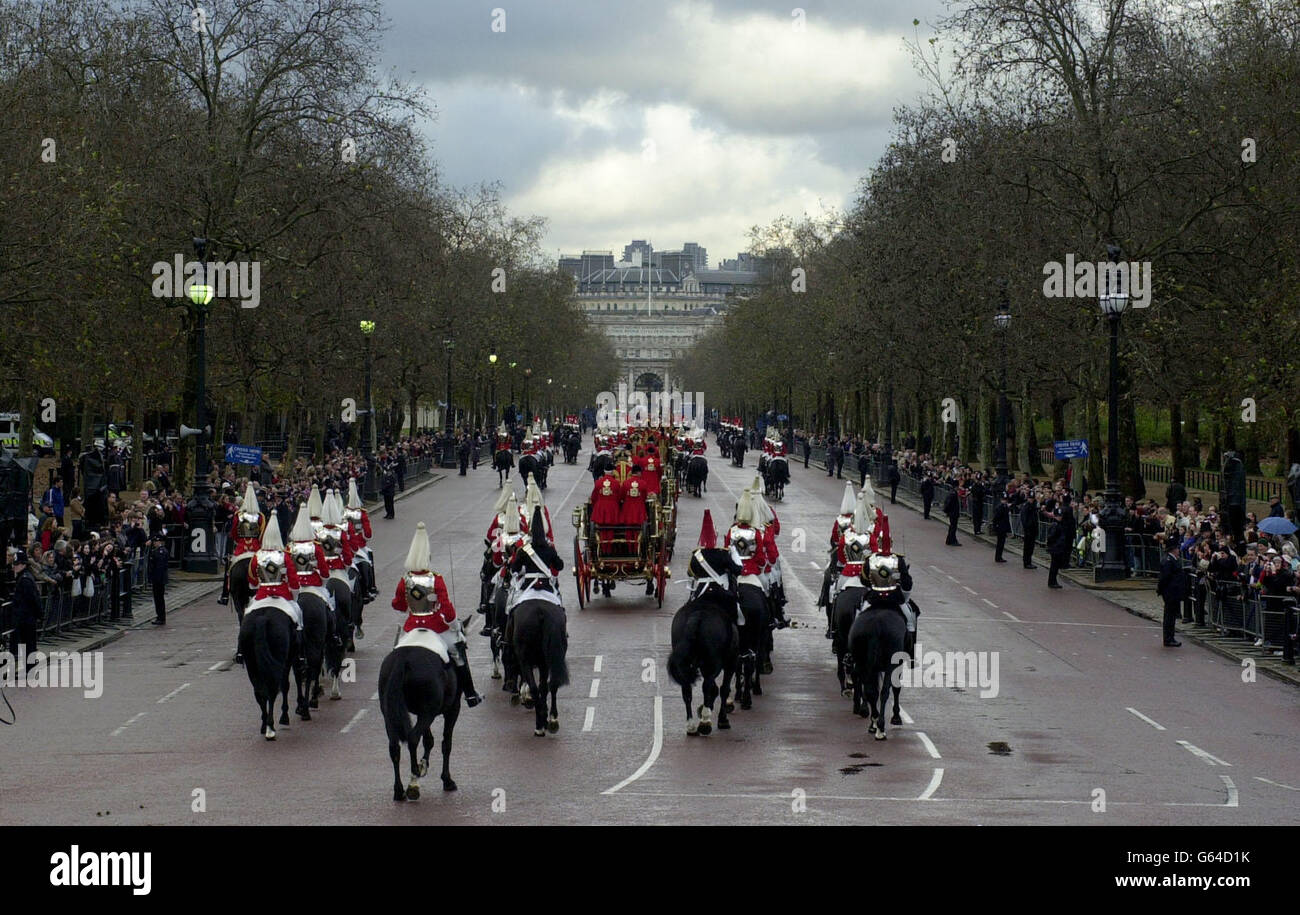 The royal procession leaves buckingham palace hi-res stock photography ...