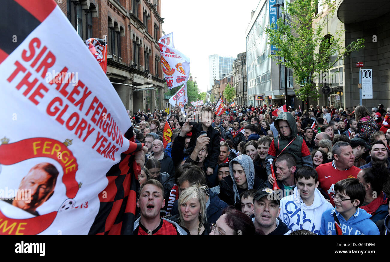 Premier league manchester united parade hi-res stock photography and ...