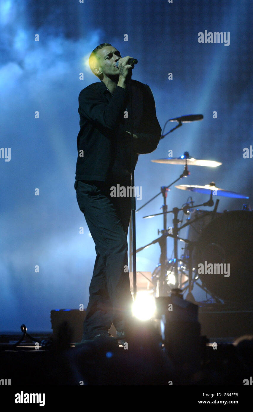 Chris martin coldplay performing on stage mtv europe music 2002 hi-res ...