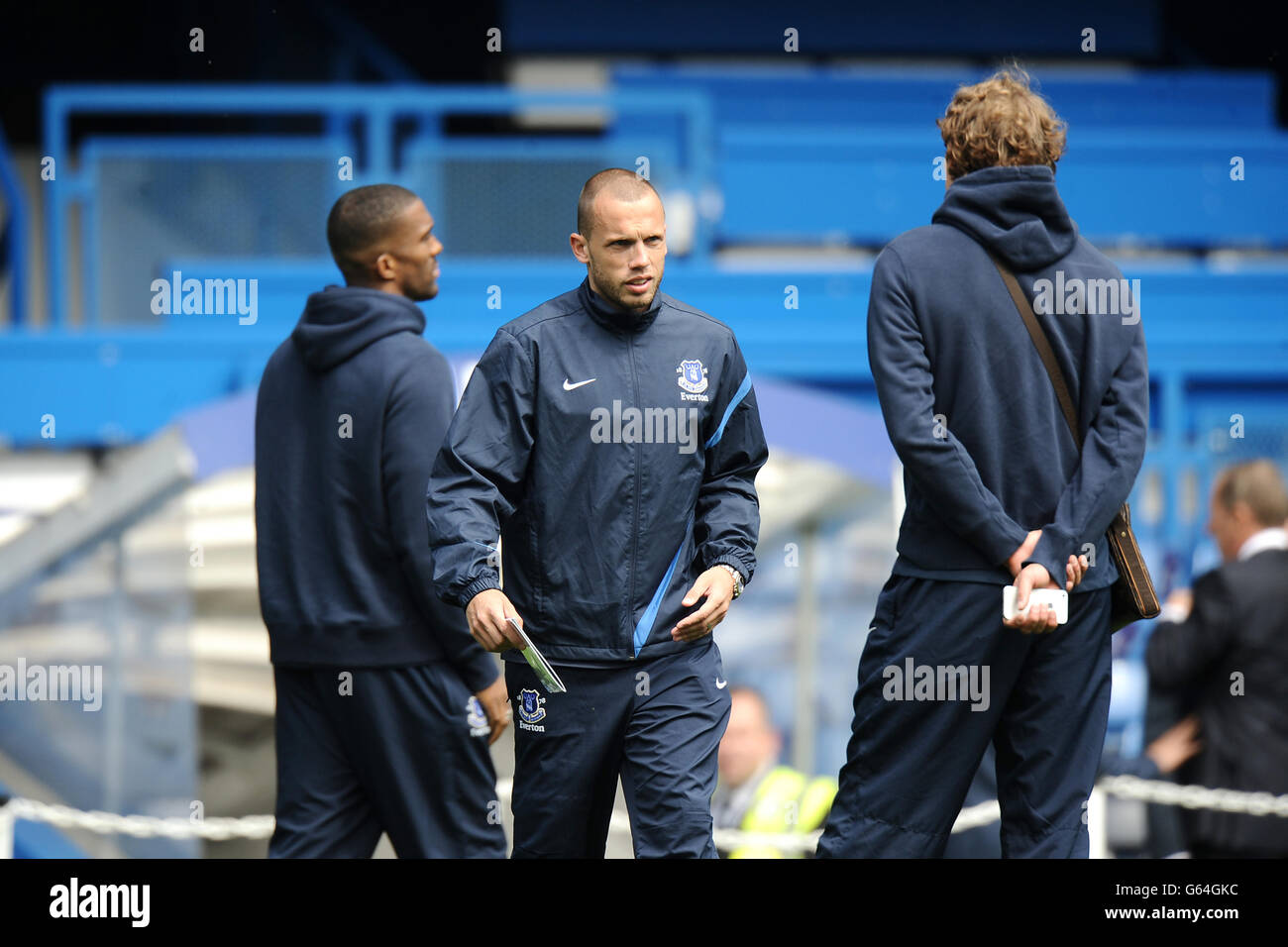 Everton's Johnny Heitinga speaks with teammates before warm-up Stock ...