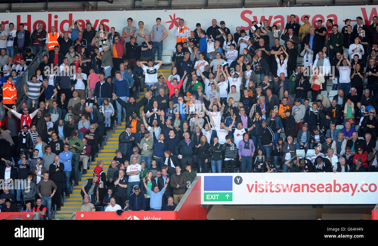 View fans fulham stadium hi-res stock photography and images - Alamy