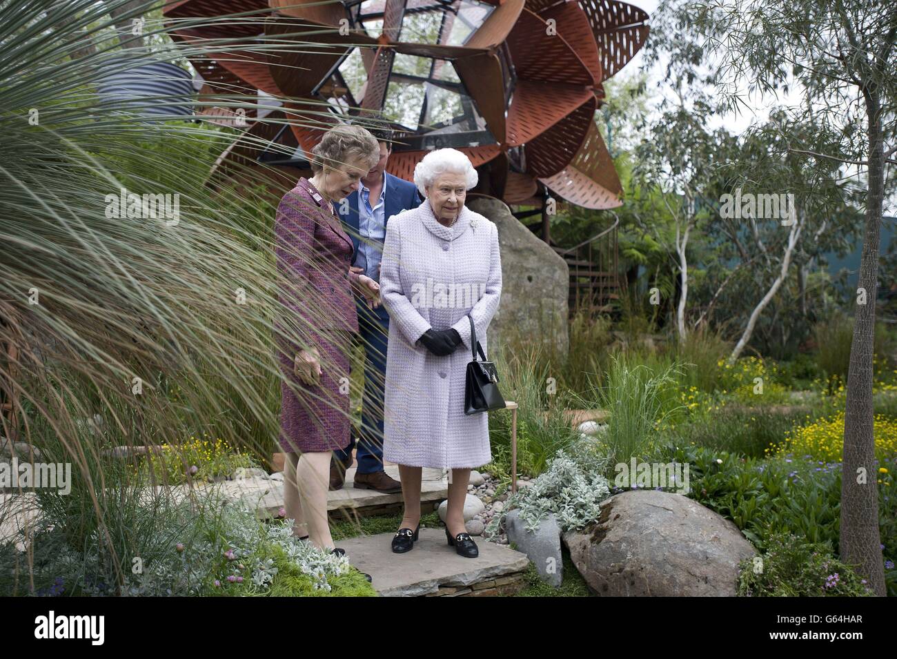 Queen Elizabeth II visits the Australian Garden at the Chelsea Flower ...