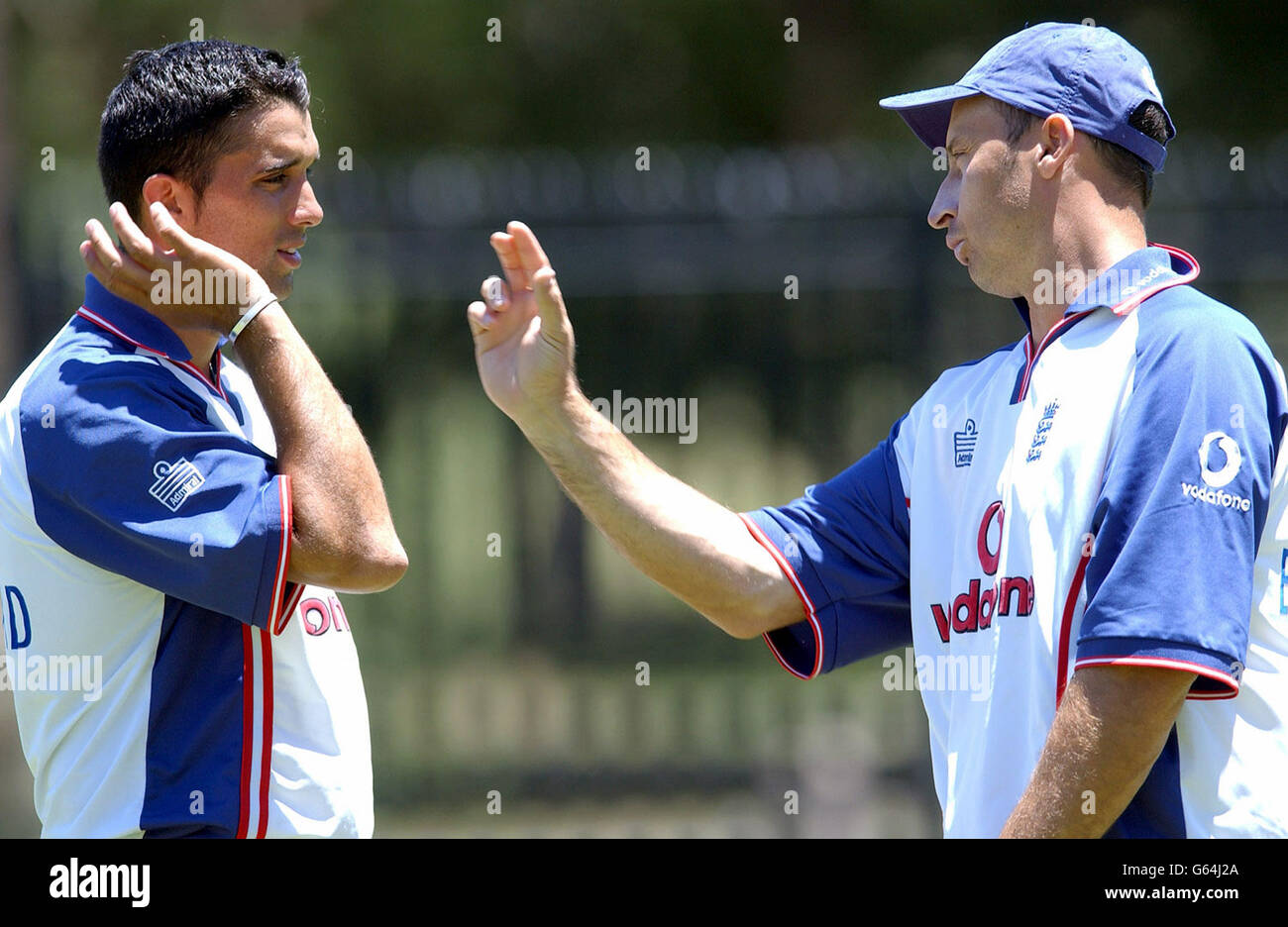 , NO COMMERCIAL USE : England captain Nasser Hussain (right) talks to ...