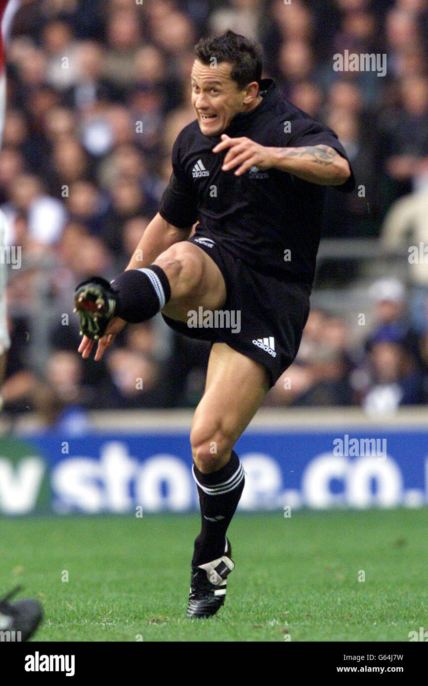 Carlos Spencer kicks for NZ Stock Photo - Alamy