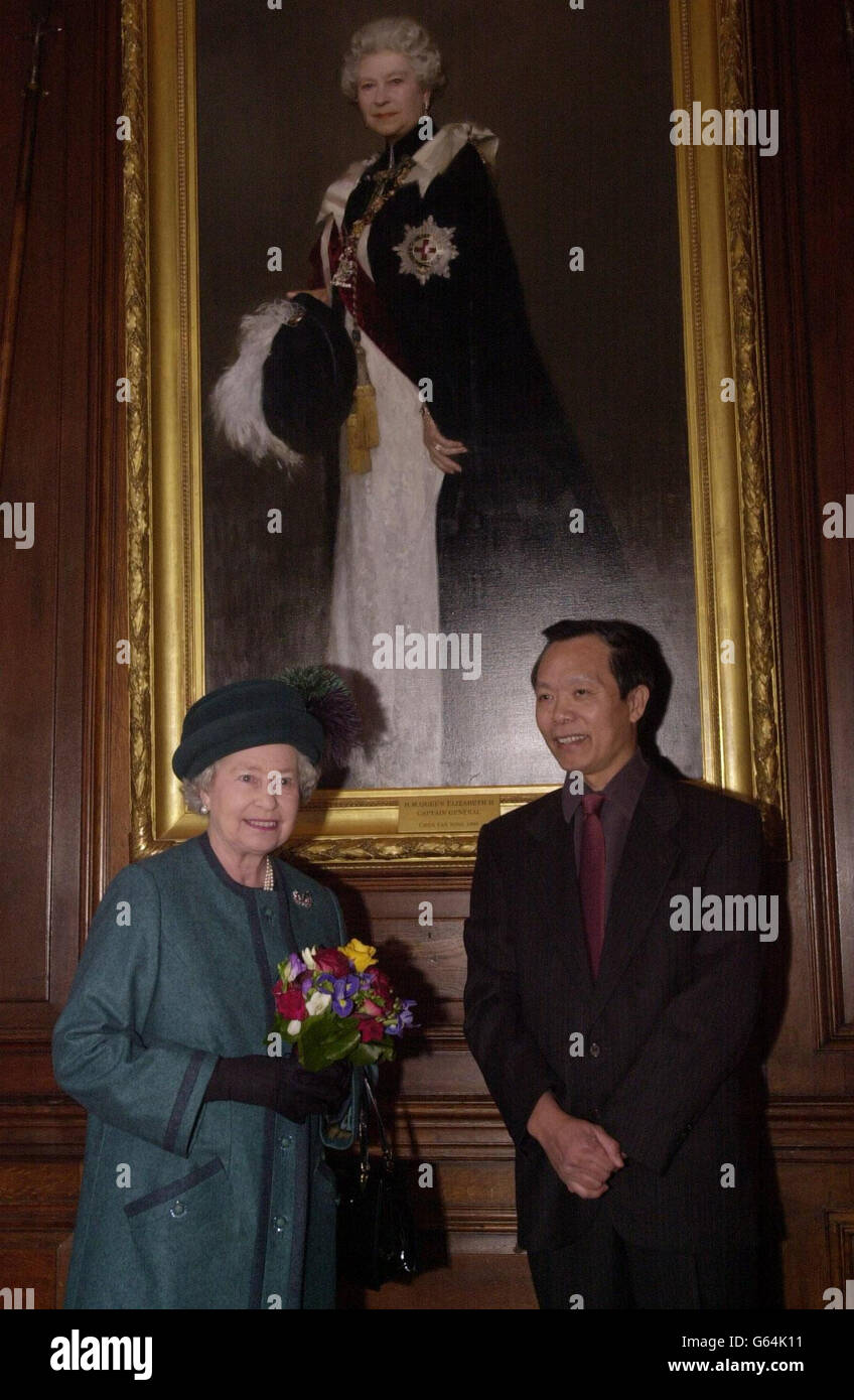 The Queen meets royal artist Chen Yan Ning at Artillery House in London ...