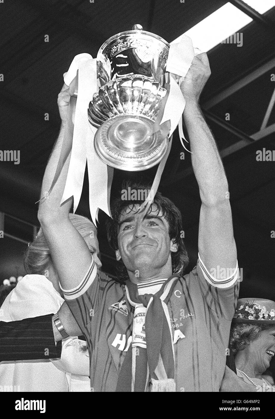 Kevin Ratcliffe holds aloft the FA Cup Stock Photo - Alamy