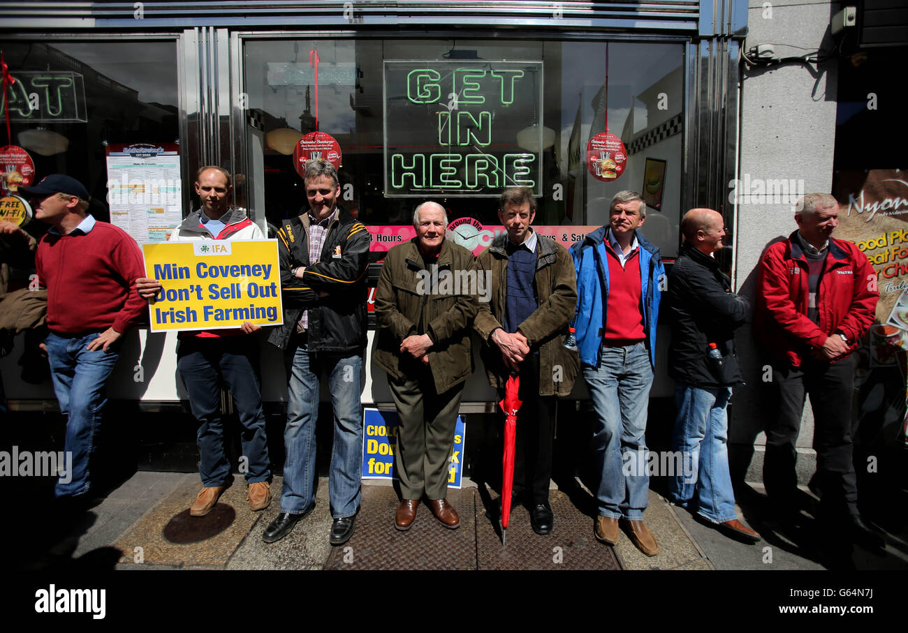 Members of The Irish Farmers Association protest against proposed CAP ...