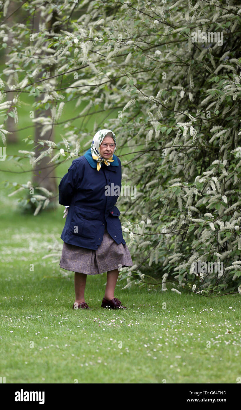 Queen elizabeth land rover hi-res stock photography and images - Alamy