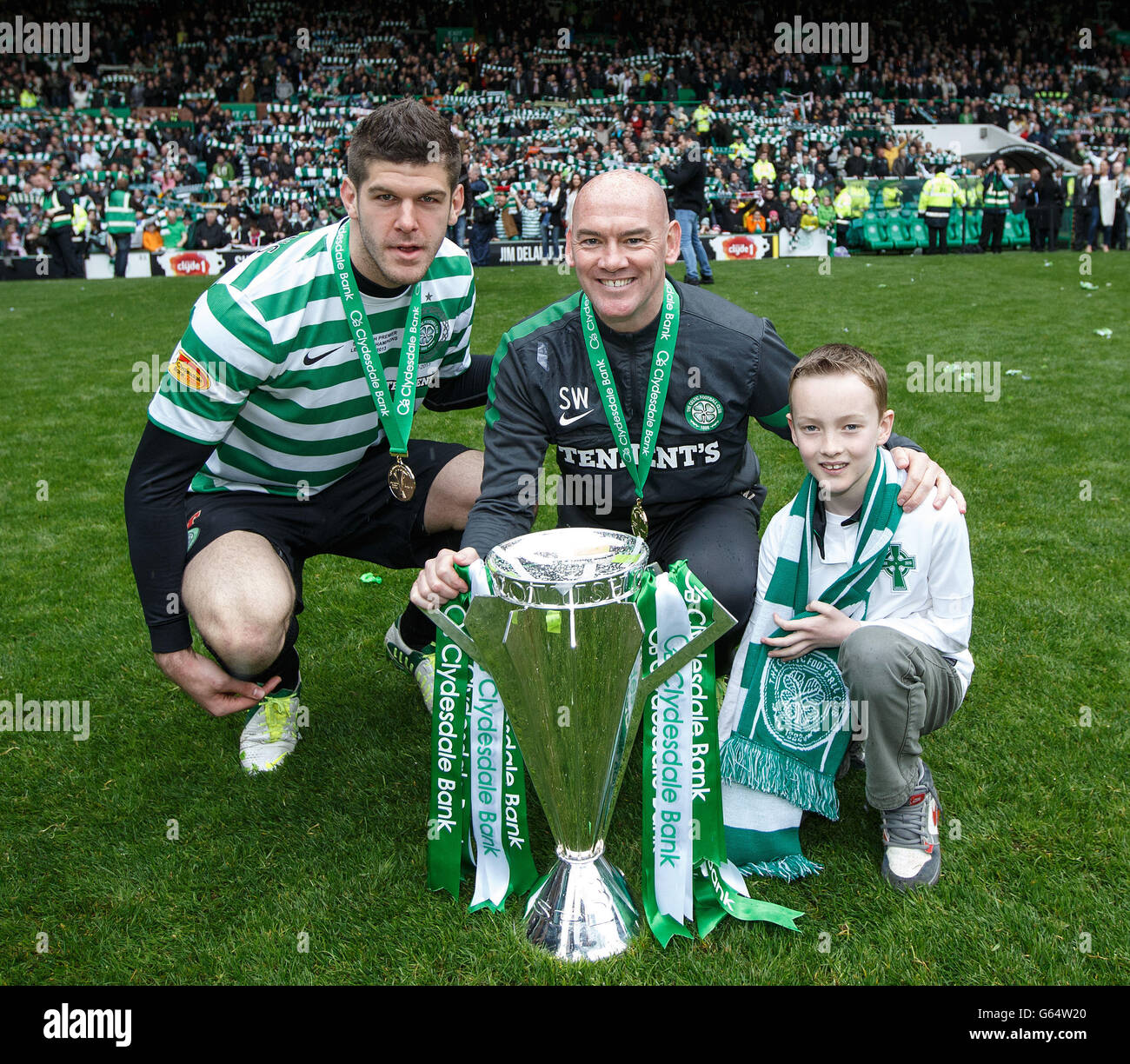Celtic's Fraser Forster (left) and Stevie Woods pose with the SPL ...