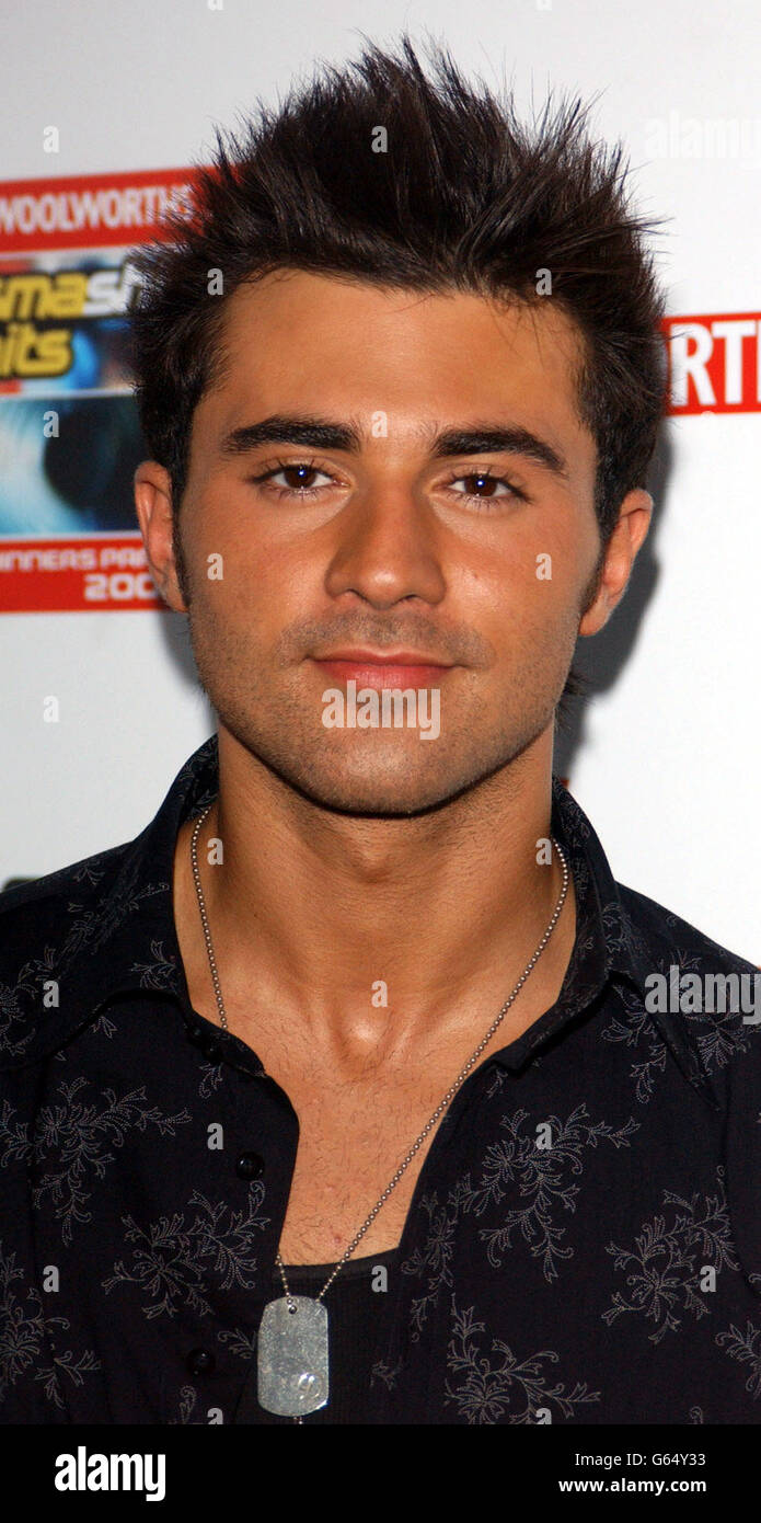 Darius with the Best Dressed Male in Pop award he received at the Smash ...