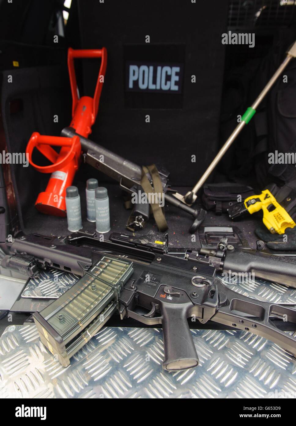 Metropolitan Police specialist firearms unit Stock Photo - Alamy