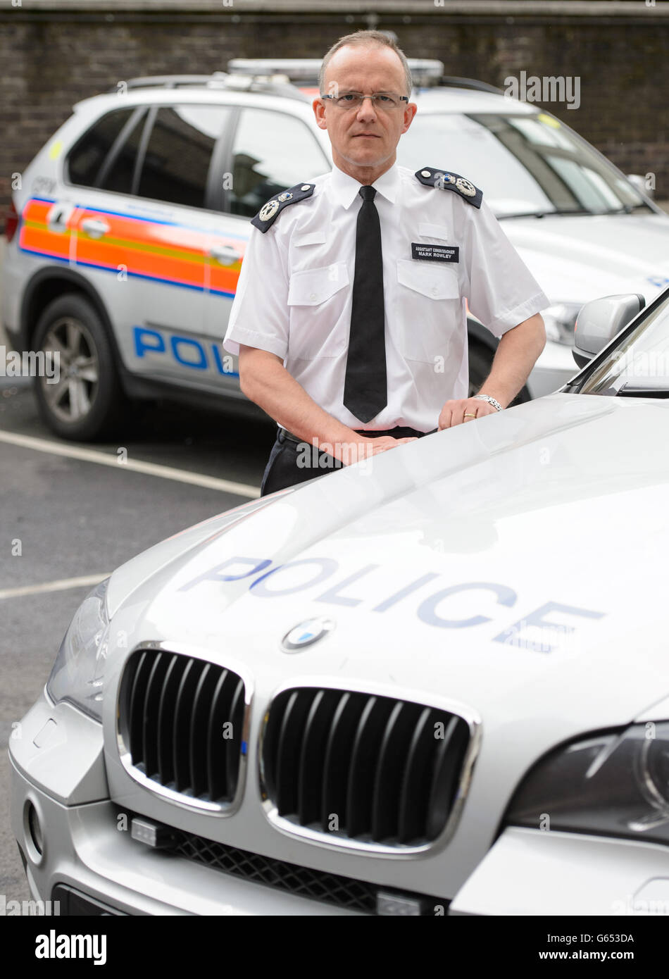 Metropolitan police specialist firearms unit hi-res stock photography ...