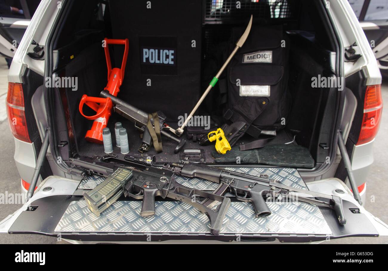 Metropolitan police firearms unit hi-res stock photography and images ...
