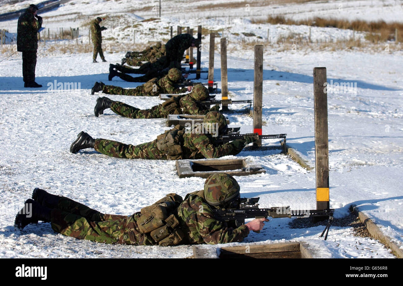 Soldiers shooting training hi-res stock photography and images - Alamy