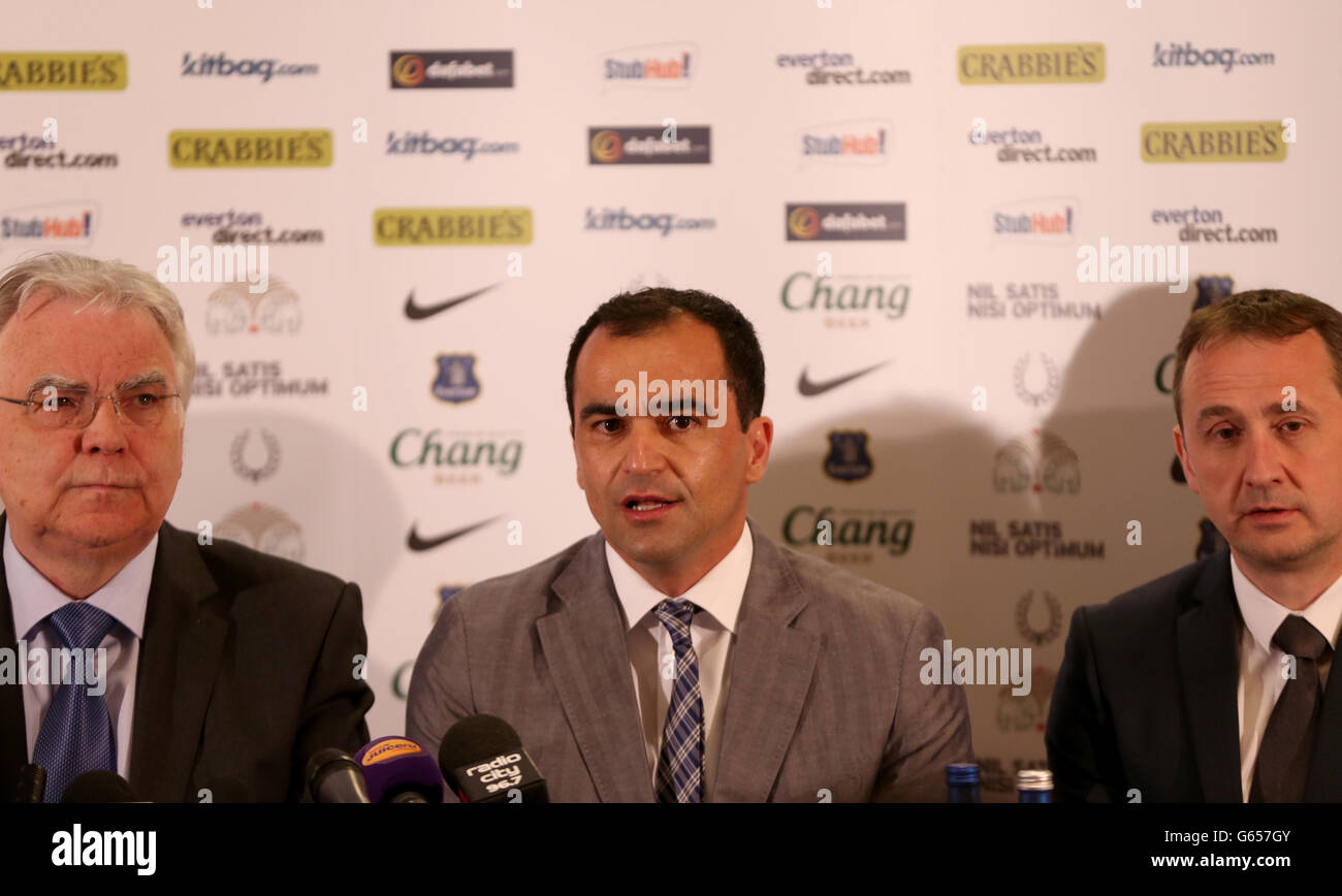 (left to right) Everton Chairman Bill Kenwright, new manager Roberto ...