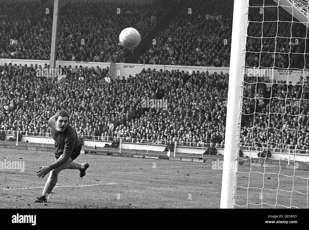 Gordon west goalkeeper hi-res stock photography and images - Alamy