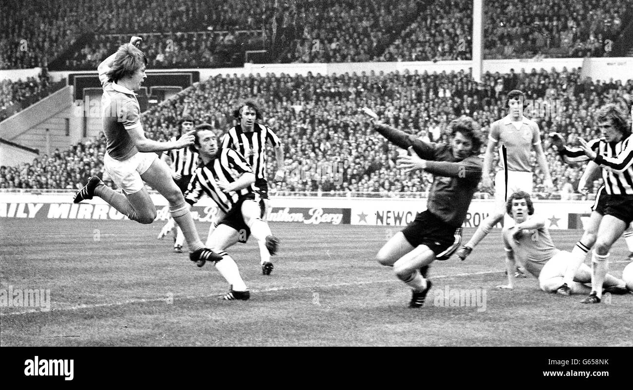 Peter barnes manchester united hi-res stock photography and images - Alamy