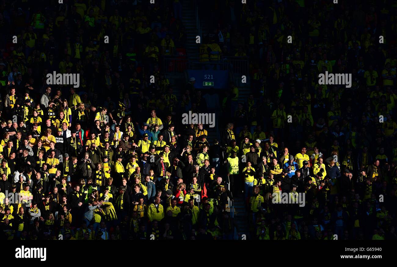 Wembley stadium borussia dortmund fans in the stands hi-res stock ...