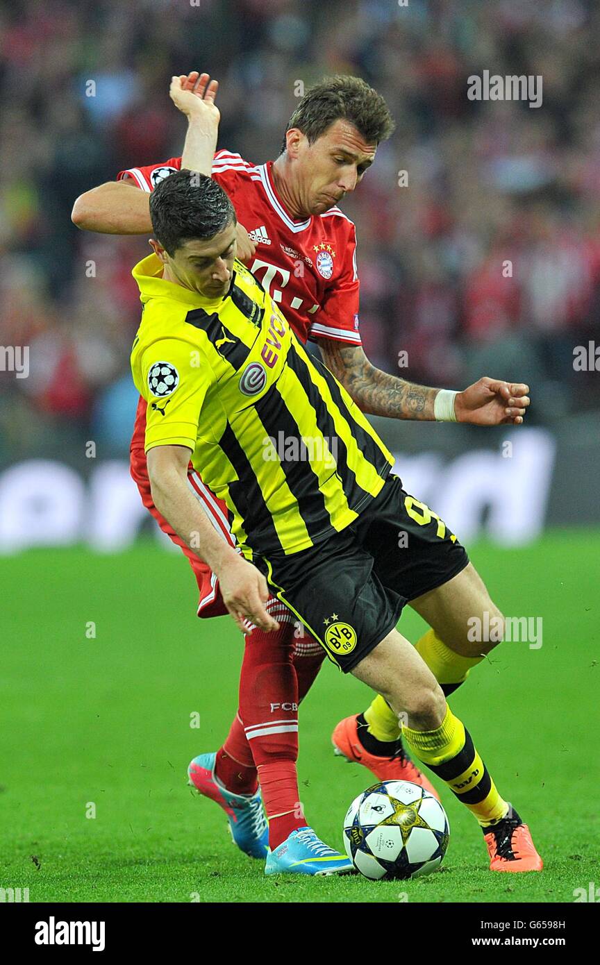 Borussia Dortmund's Robert Lewandowski (left) and Bayern Munich's Mario ...