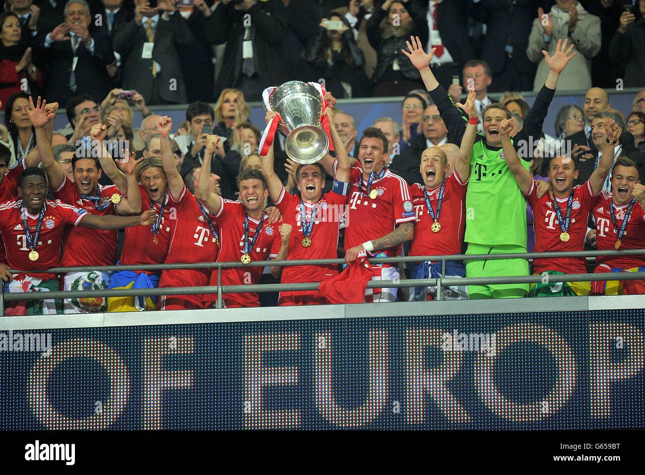 Bayern munich players celebrate with the uefa champions league trophy ...