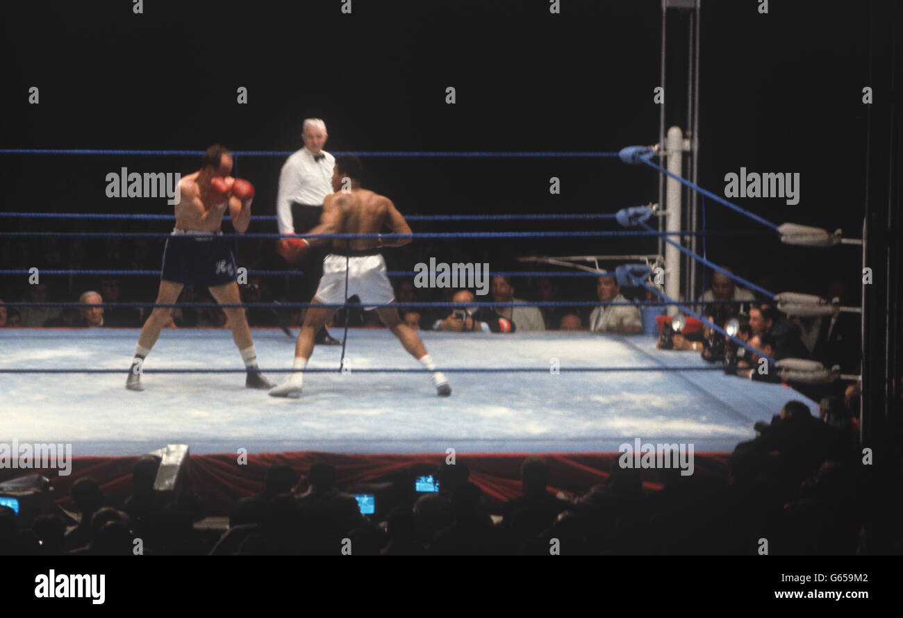 Mohammed Ali v Henry Cooper - Highbury, London Stock Photo - Alamy