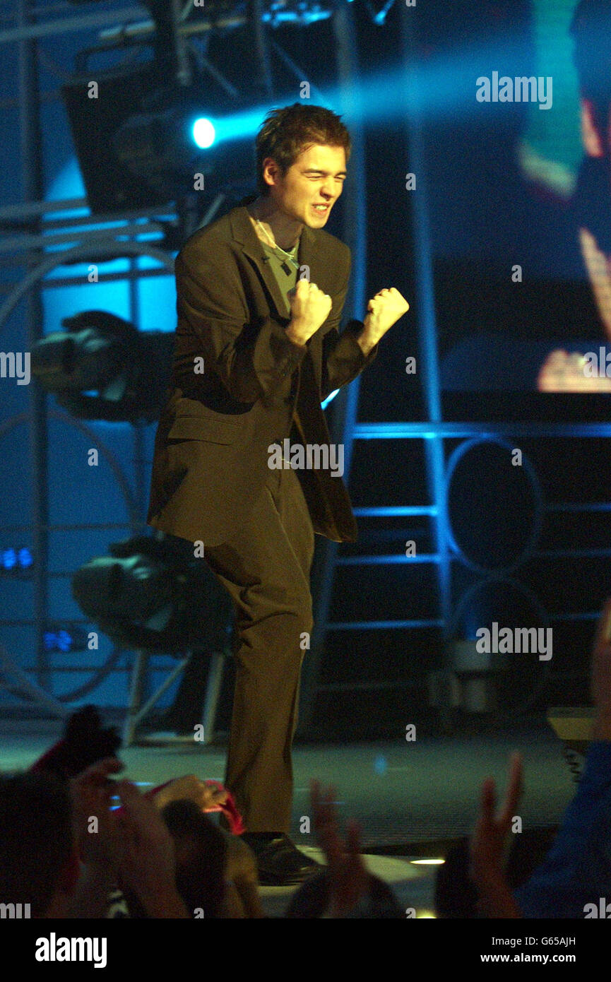 Sneddon wins Fame Academy. David Sneddon celebrates after winning the ...
