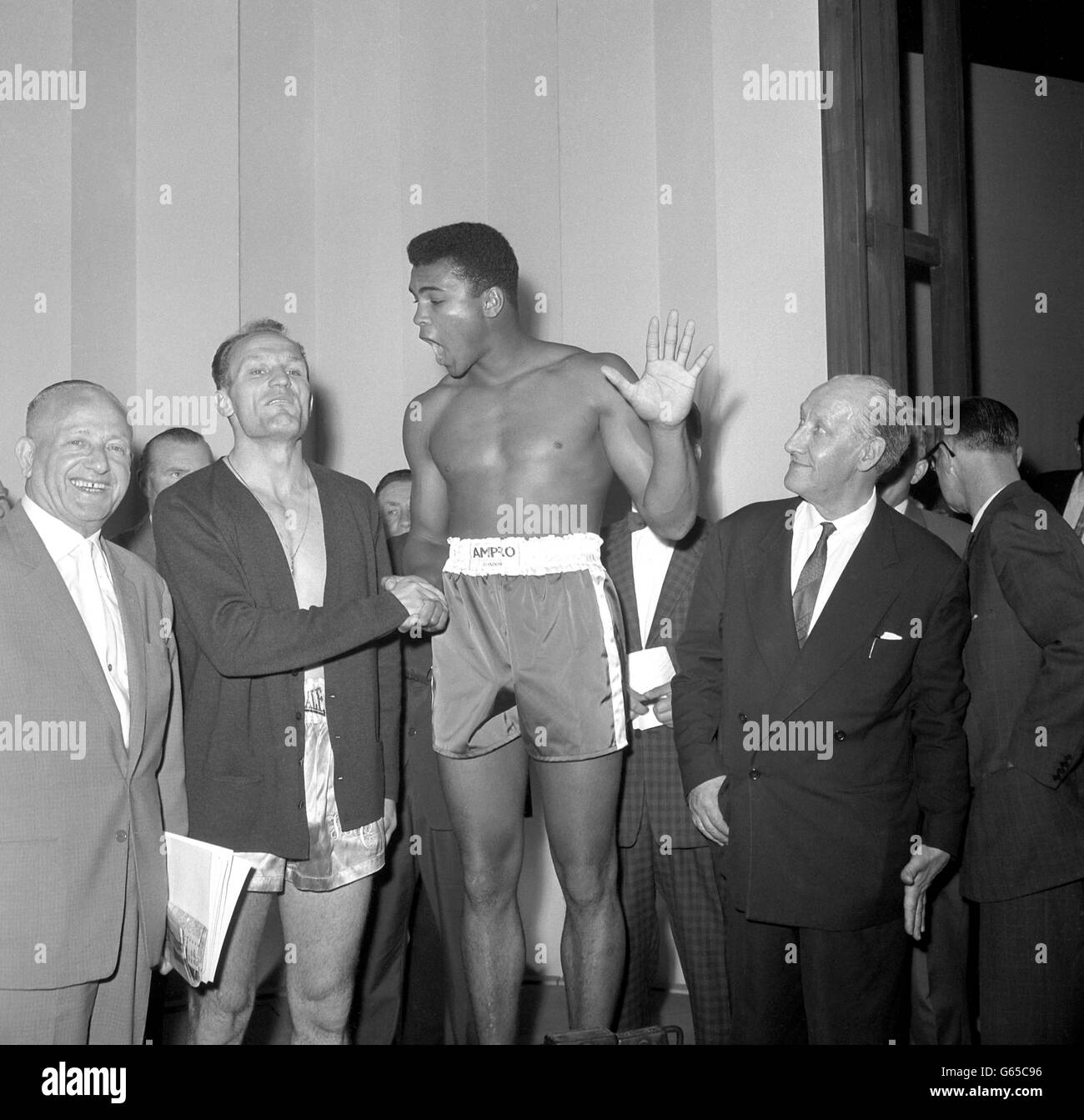 British Heavyweight Champion Henry Cooper Stock Photos & British ...